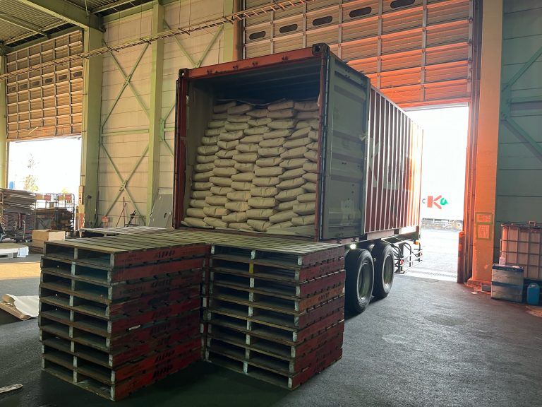 海上コンテナ20F 荷降ろし | 株式会社新光商事